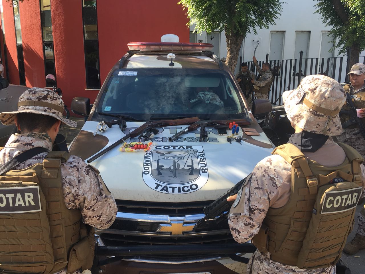 Cinco Adultos E Um Adolescente São Capturados E Seis Armas São