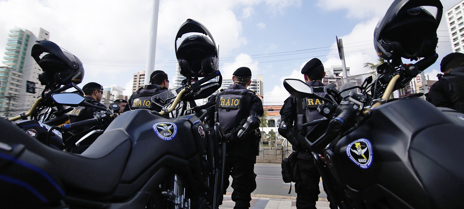 CPRaio da PMCE captura três suspeitos de roubo e lesão corporal em ...