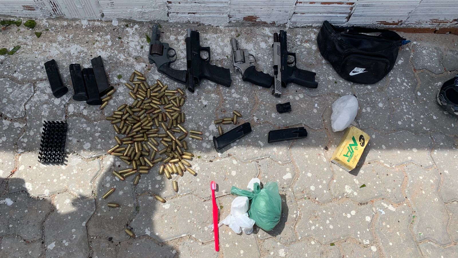 Pmce Captura Quatro Pessoas E Apreende Quatro Armas E 150 Munições No