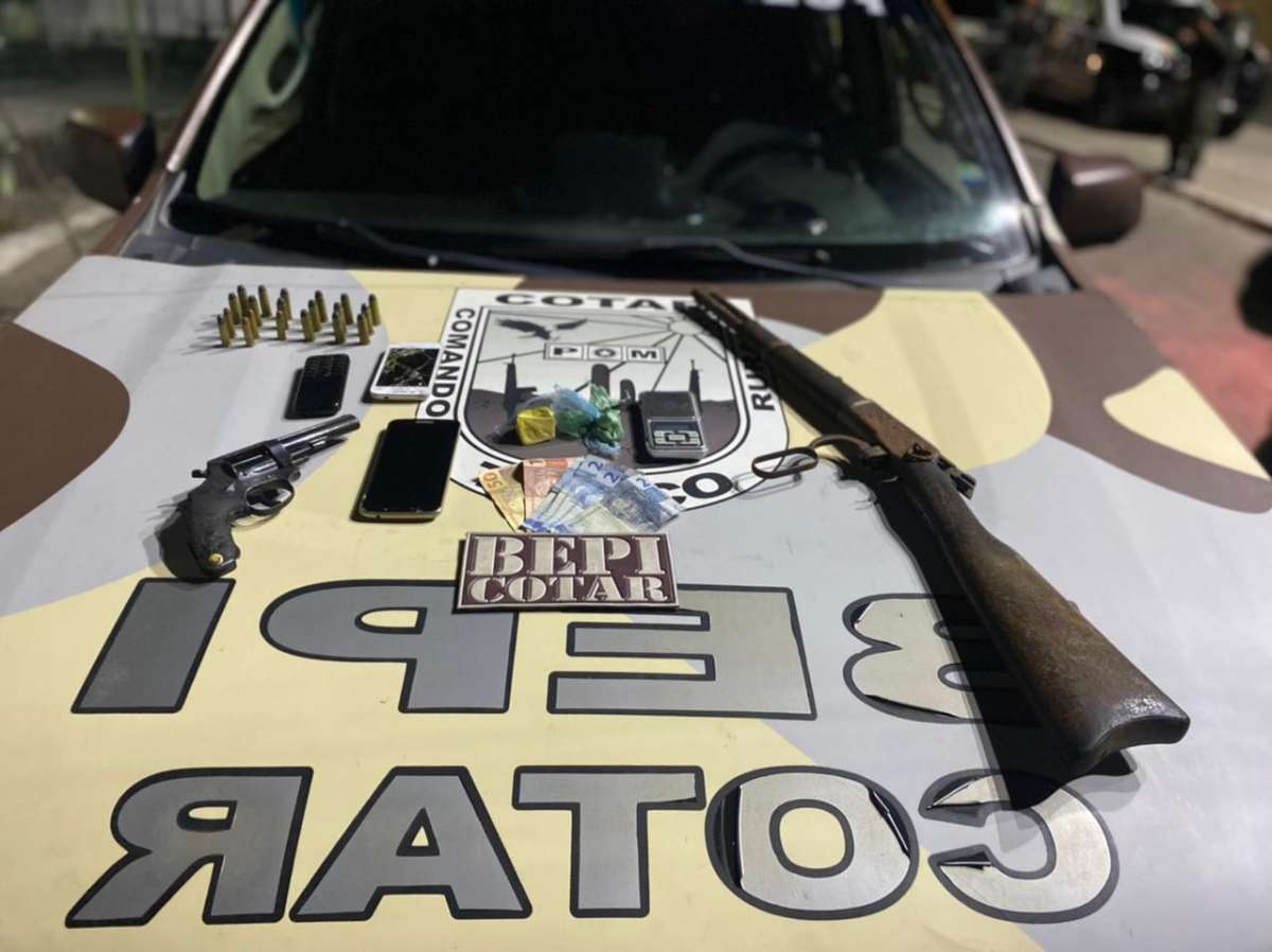 Quatro Pessoas São Capturadas Pela Pmce Em Posse De Armas E Drogas Em