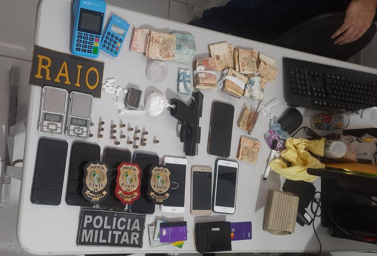 Pai E Filho São Detidos E Pistola Drogas E Dinheiro São Apreendidos