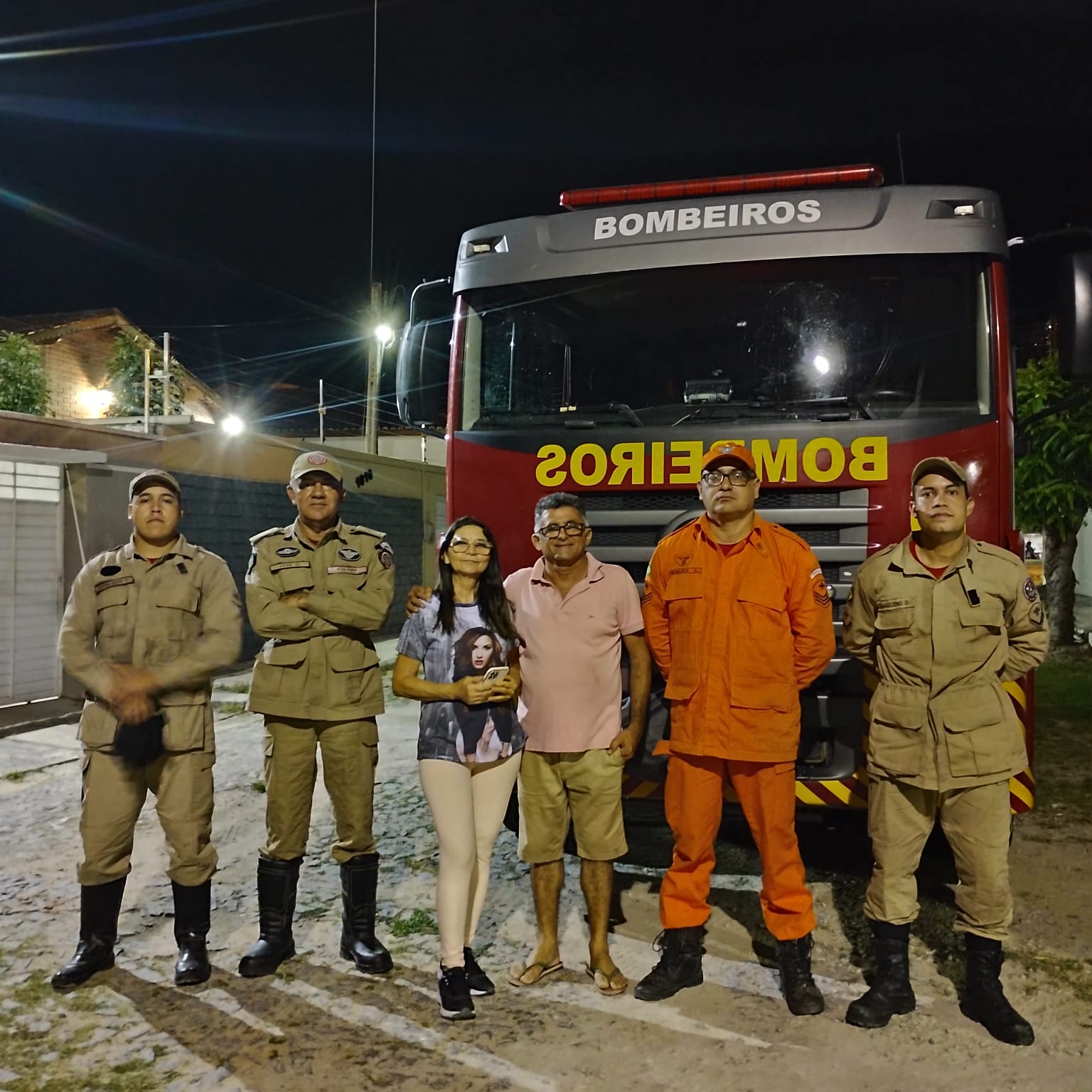 Corpo de Bombeiros resgata cassaco em telhado de residência em Quixadá ...